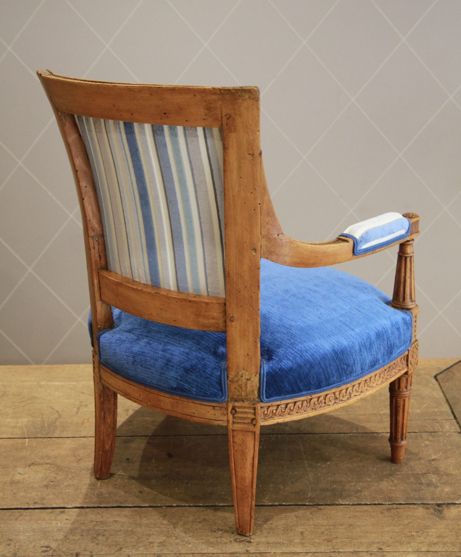 Paire de fauteuils Directoire rehaussée d'un mix de velours uni et rayé ...