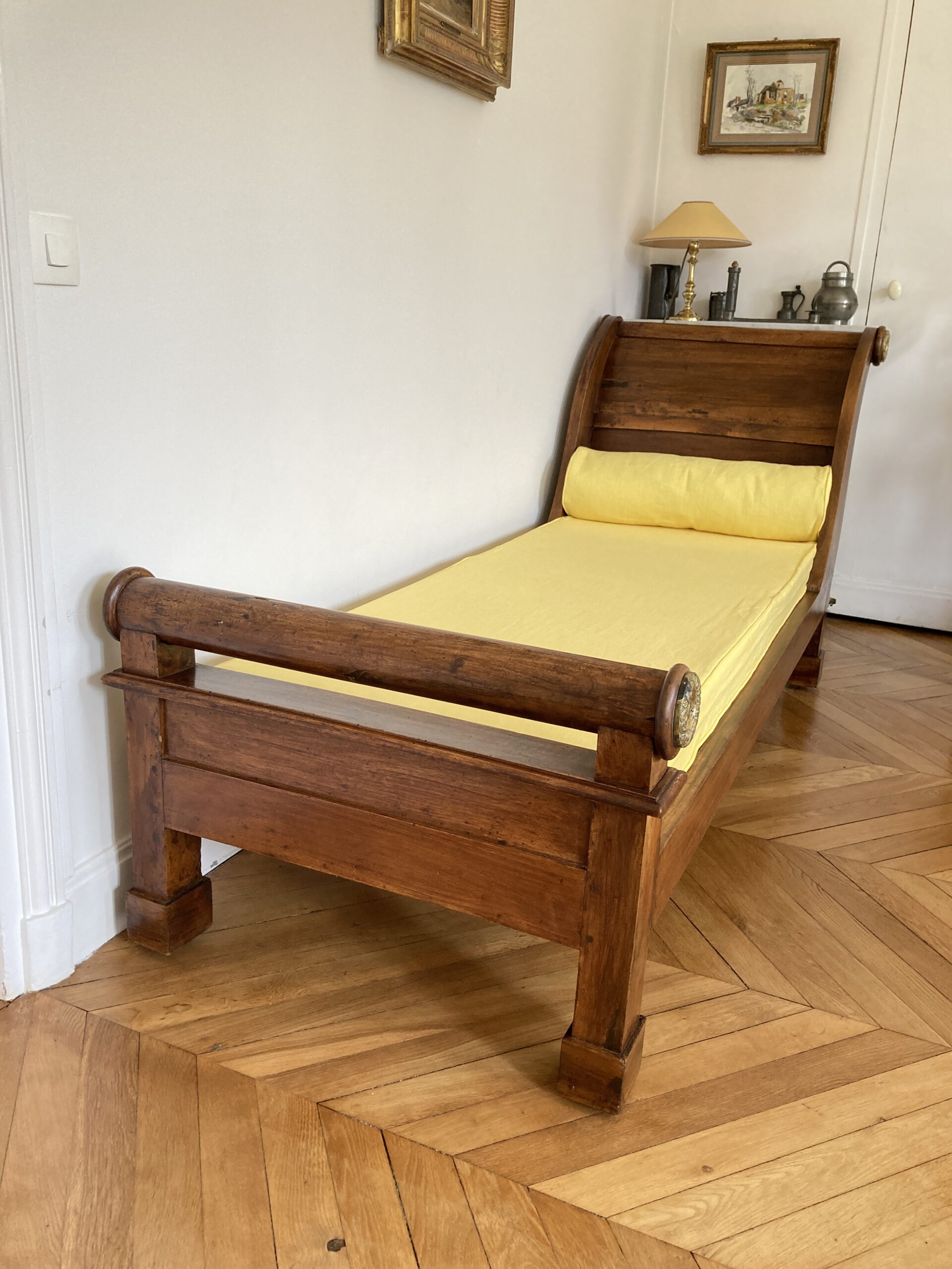 Lit de repos - day bed - en lin jaune pâle - Atelier MD2